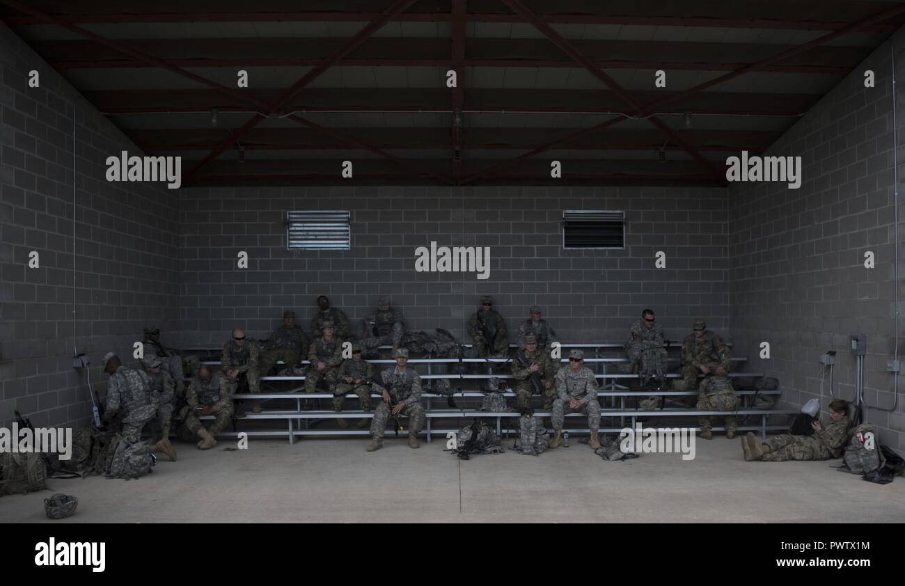 U.S. Army Reserve Soldiers with the with the 300th Military Police ...