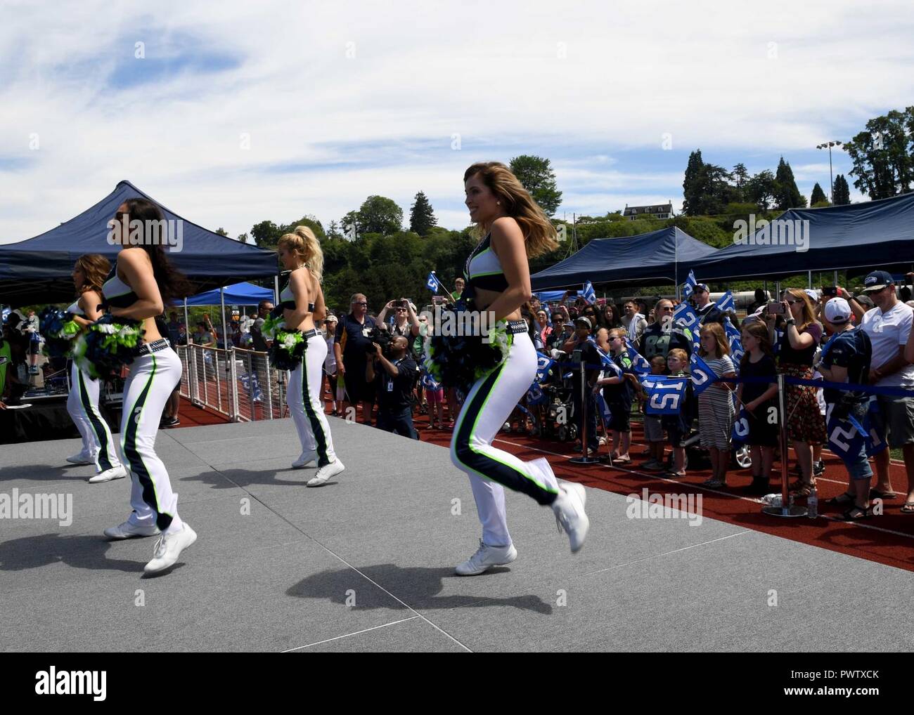 Seattle seahawks cheerleaders hi-res stock photography and images - Alamy