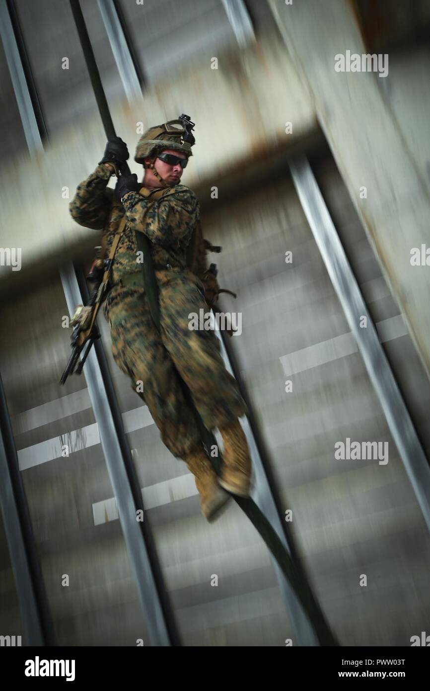 U s army soldier prepares rappel hi-res stock photography and images ...