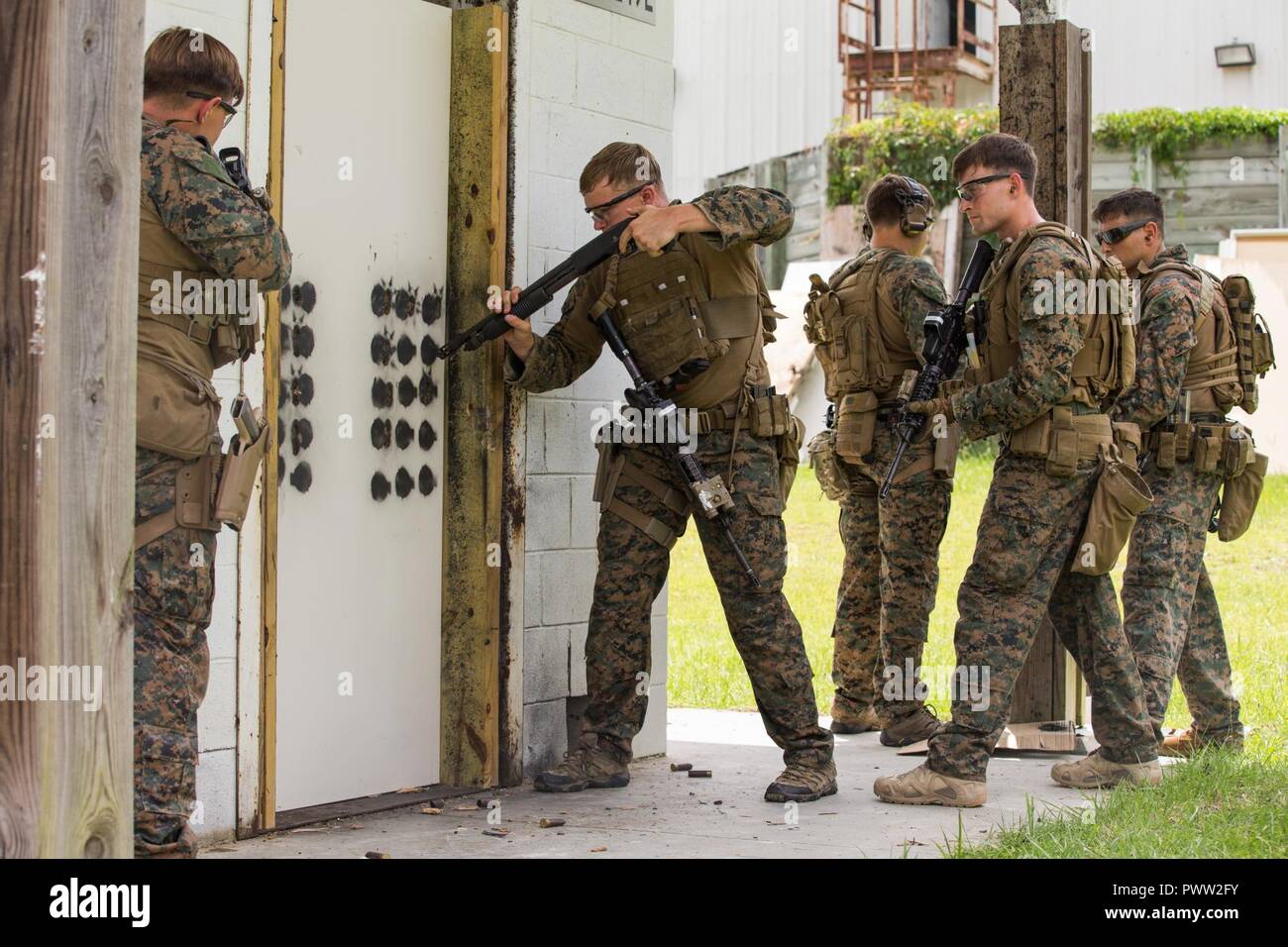 Breaching door tactics hi-res stock photography and images - Alamy