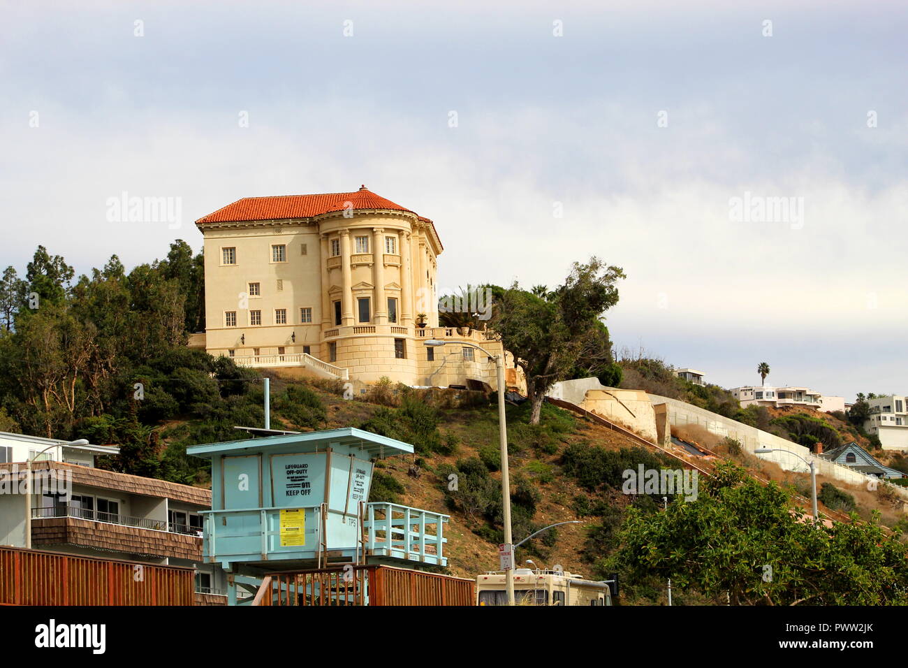 Getty Building at Santa Monica Beach Stock Photo - Alamy