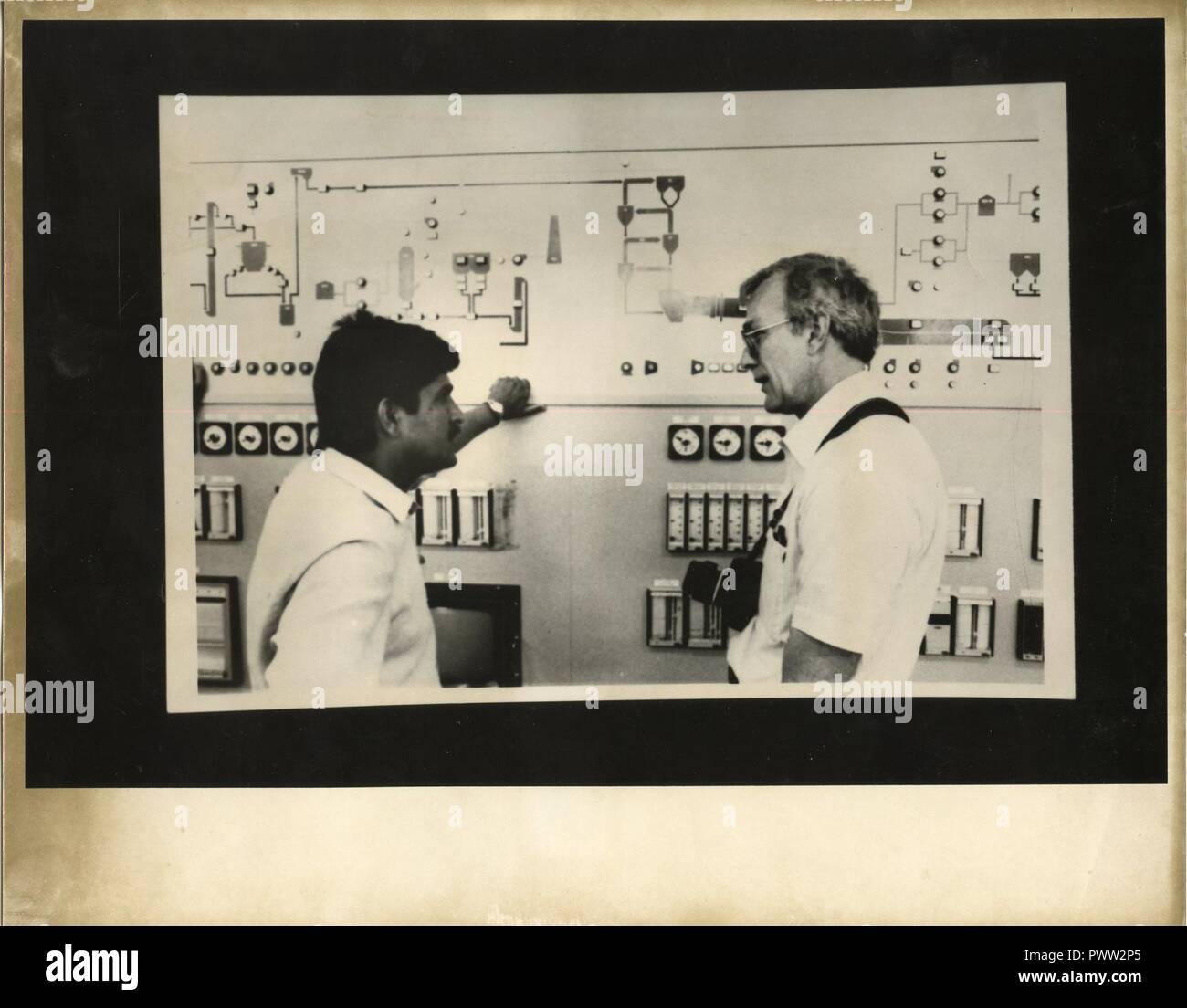 TWO MEN ARE HAVING A CONVERSATION IN FRONT OF A MACHINE Stock Photo - Alamy