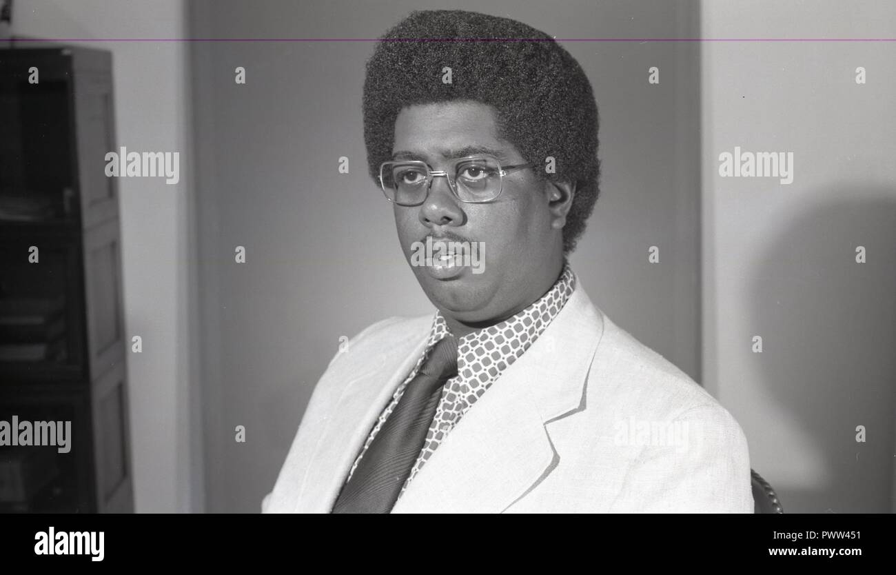 THIS IS A PHOTO OF BOB WARD WITH HIS SUIT AN TIE AND GLASSES AT THE ...