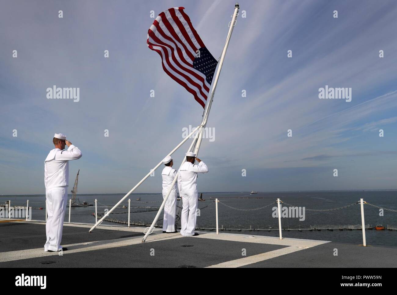 Destroyer ddg mast hi-res stock photography and images - Alamy