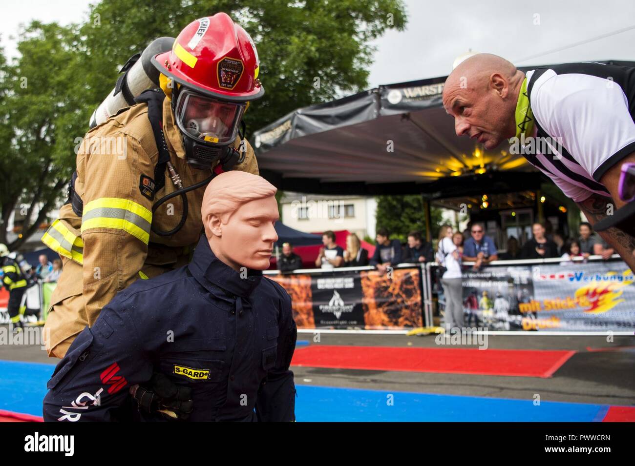 Dummy drag hi-res stock photography and images - Alamy