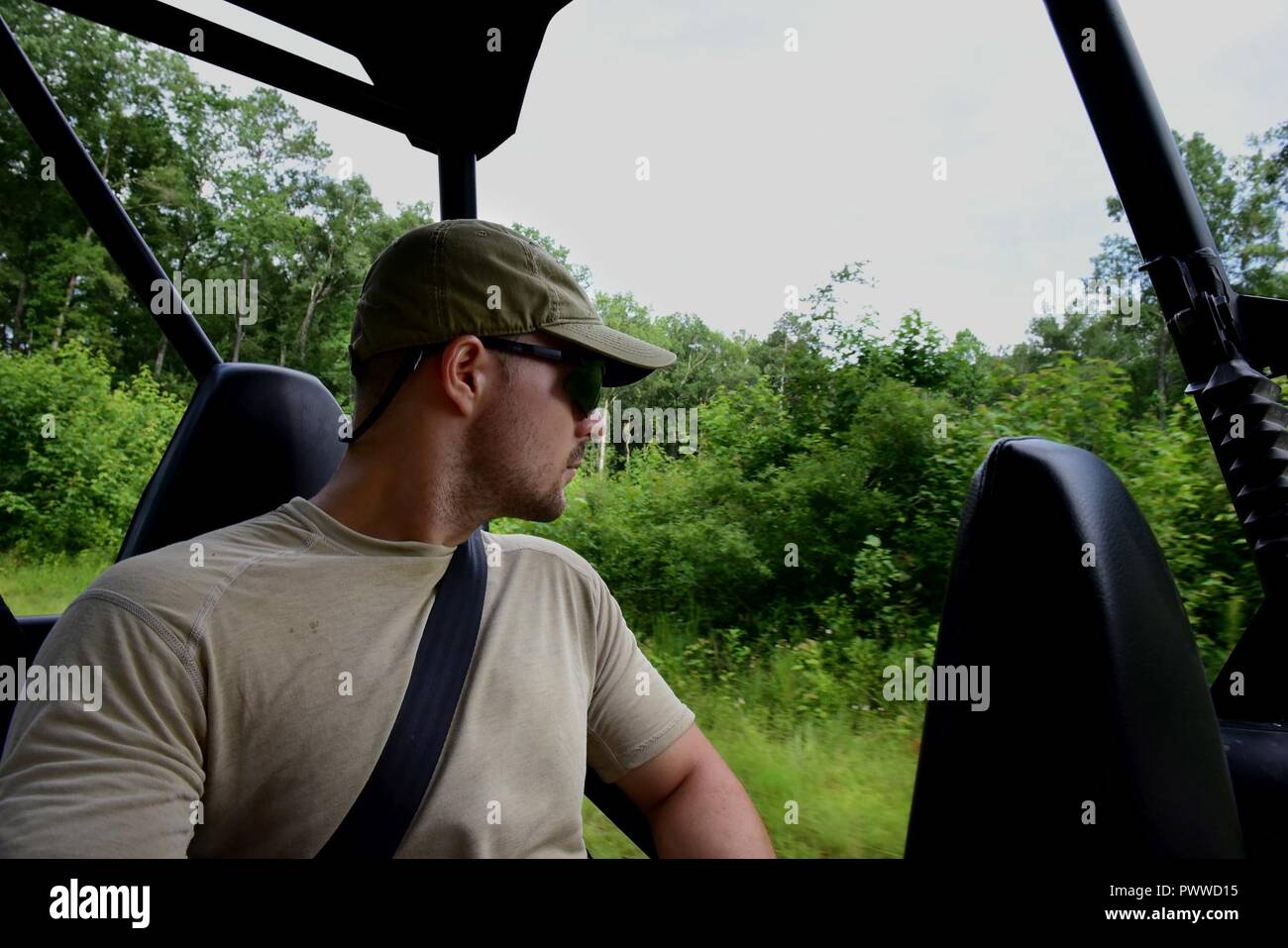 Pilots weapon systems officers maintenance hi-res stock photography and ...