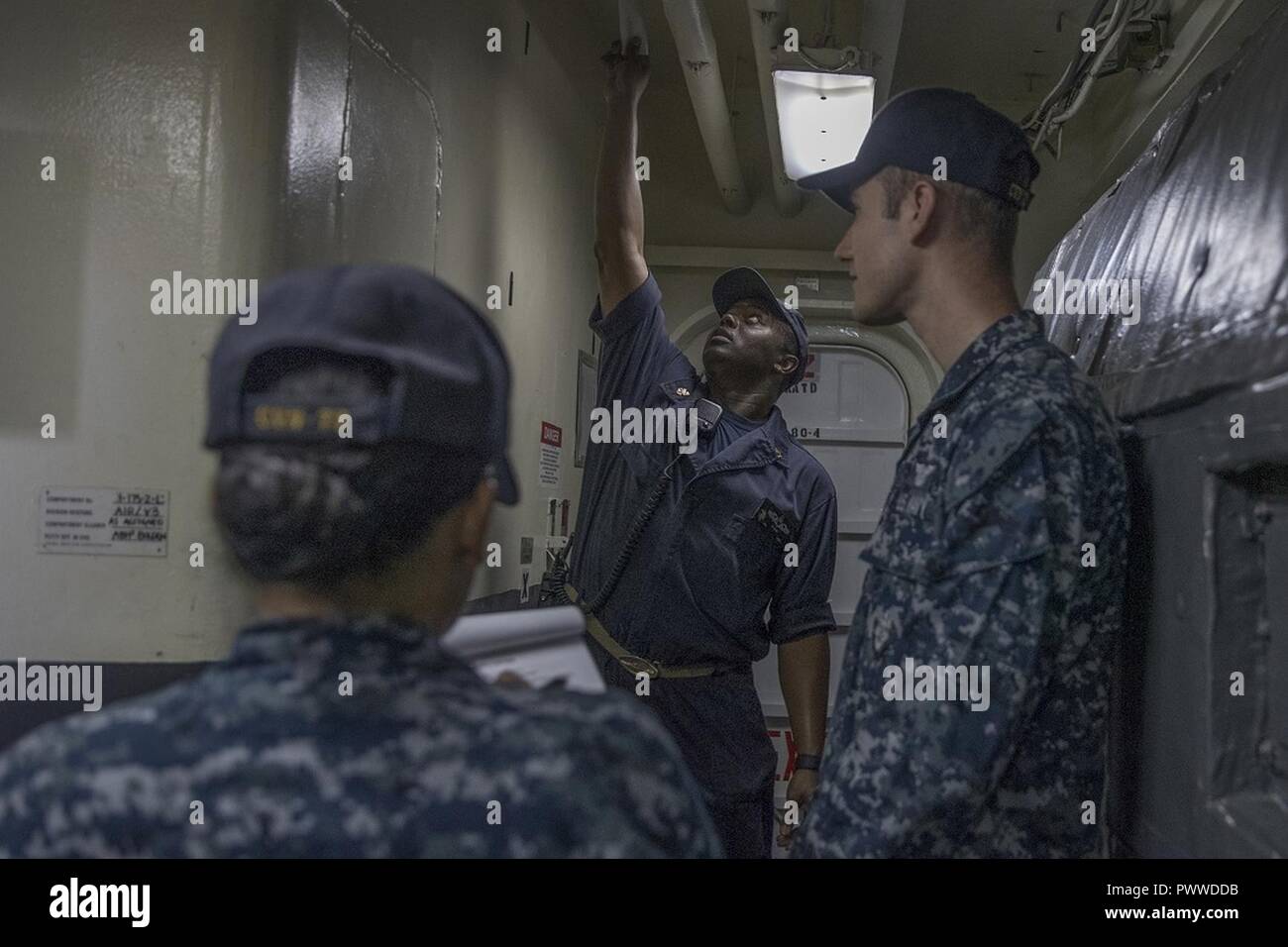Uss abraham lincoln zone inspection hi-res stock photography and images ...