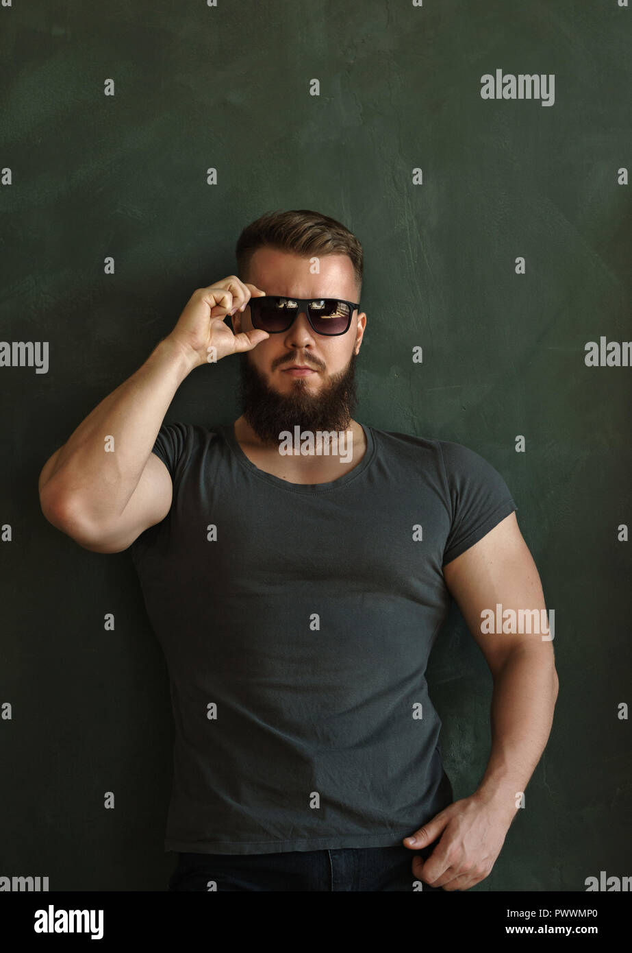 Bodybuilder in sunglasses portrait. Muscular man with a beard in a ...