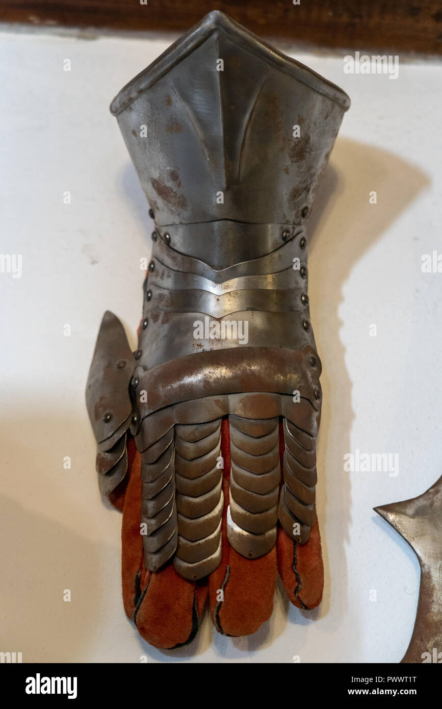 Knights defend castle hi-res stock photography and images - Alamy