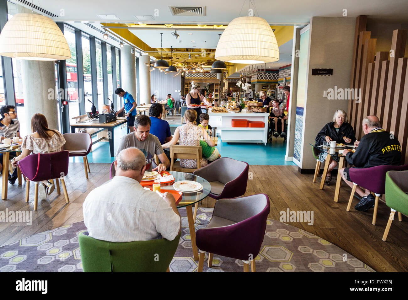 Bank interior uk hi-res stock photography and images - Alamy