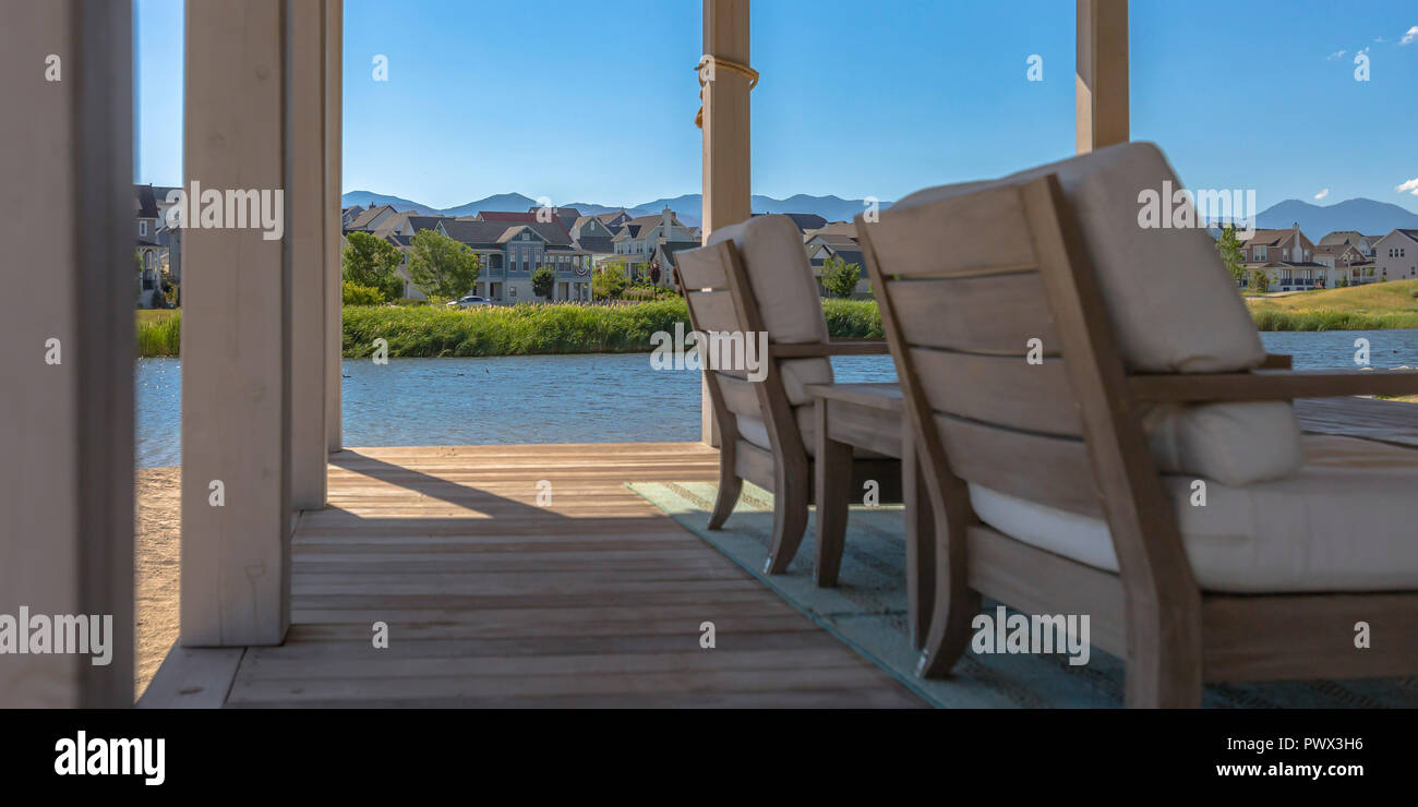 Patio overlooking lake hi-res stock photography and images - Alamy