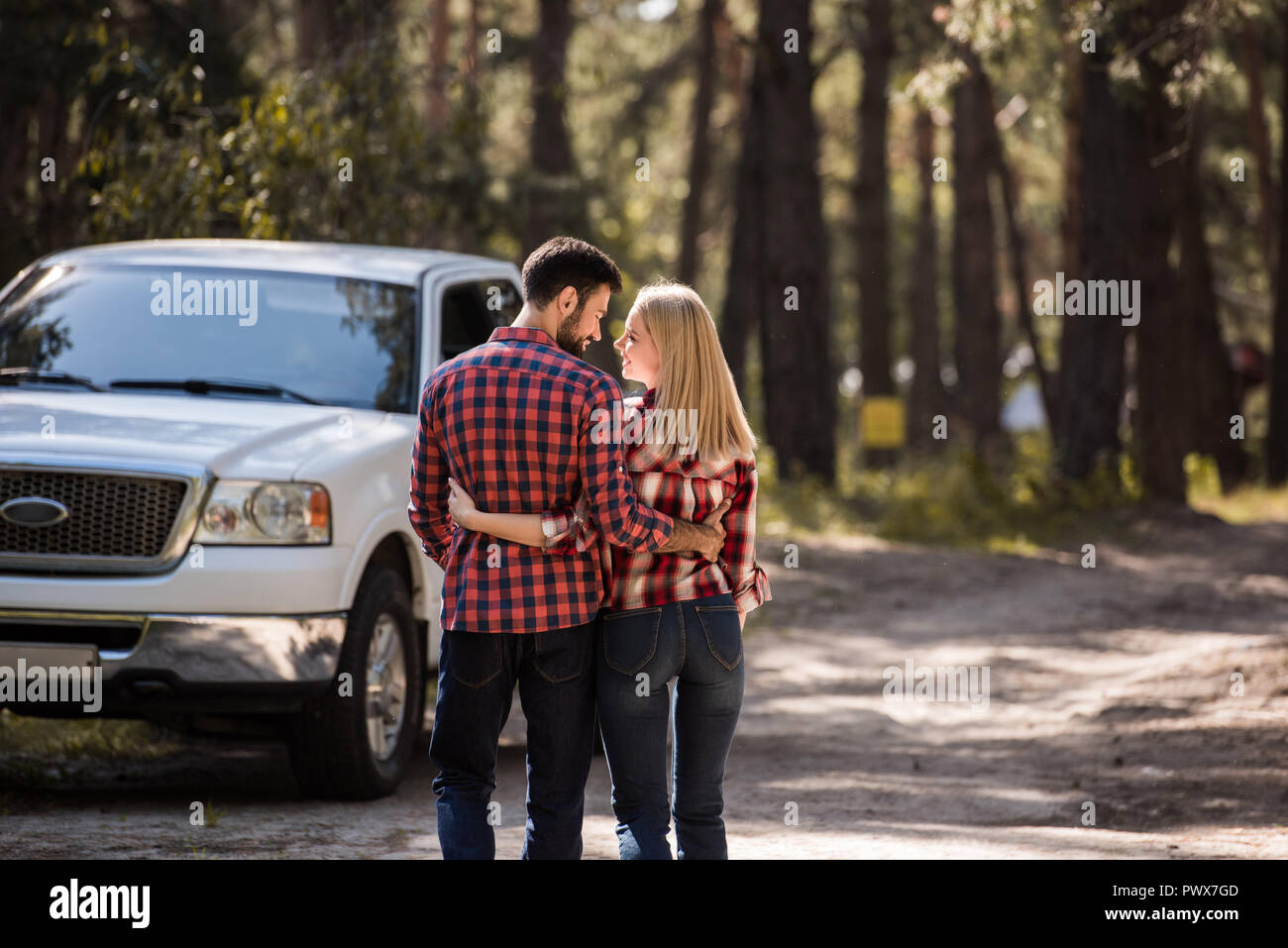 People in back pickup truck hi-res stock photography and images - Alamy