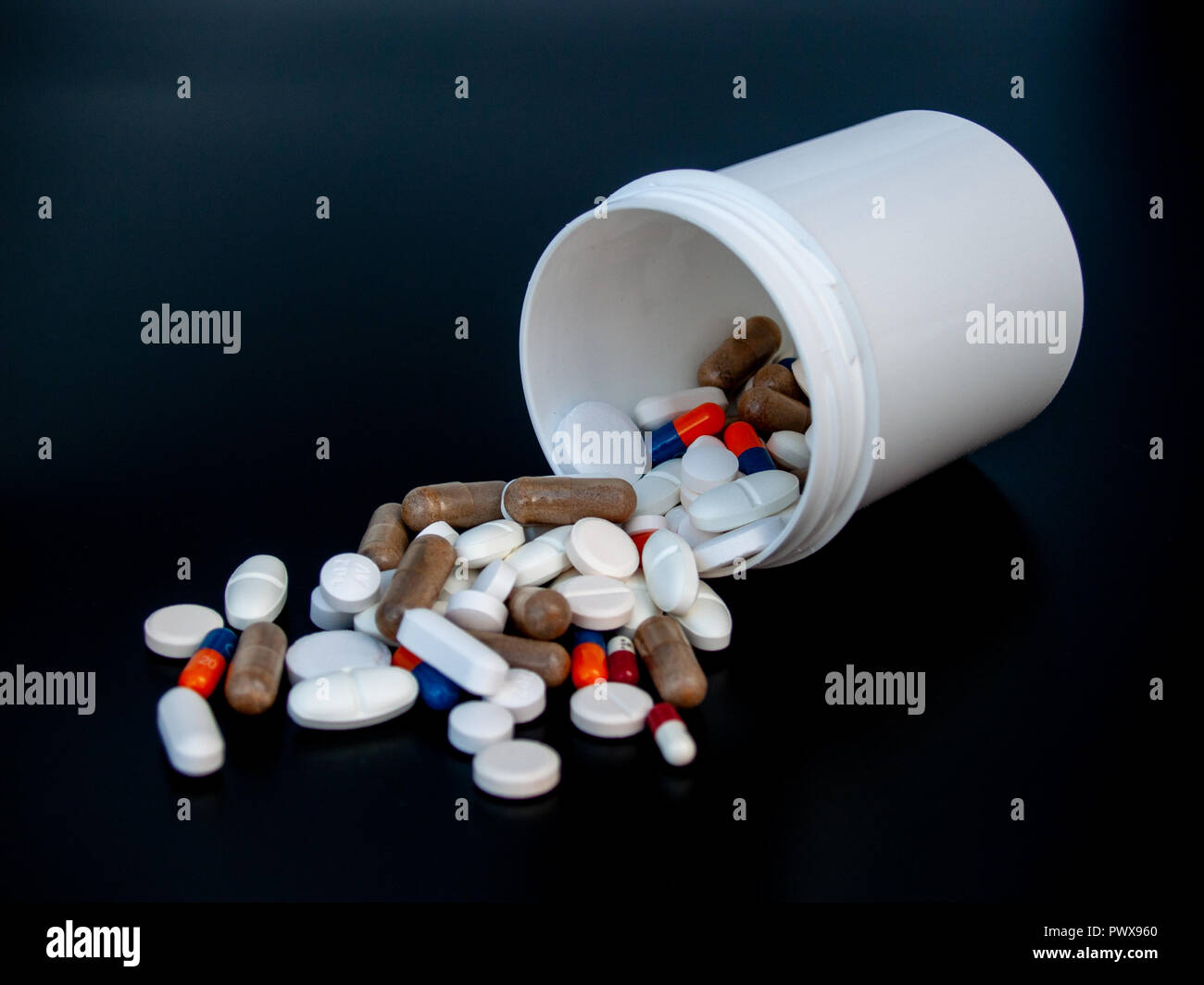 Different pill shapes and sizes hi-res stock photography and images - Alamy
