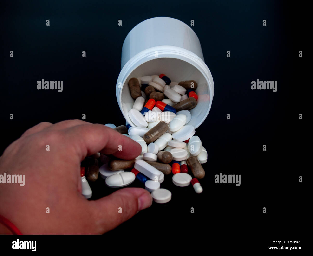 Different pill shapes and sizes hi-res stock photography and images - Alamy