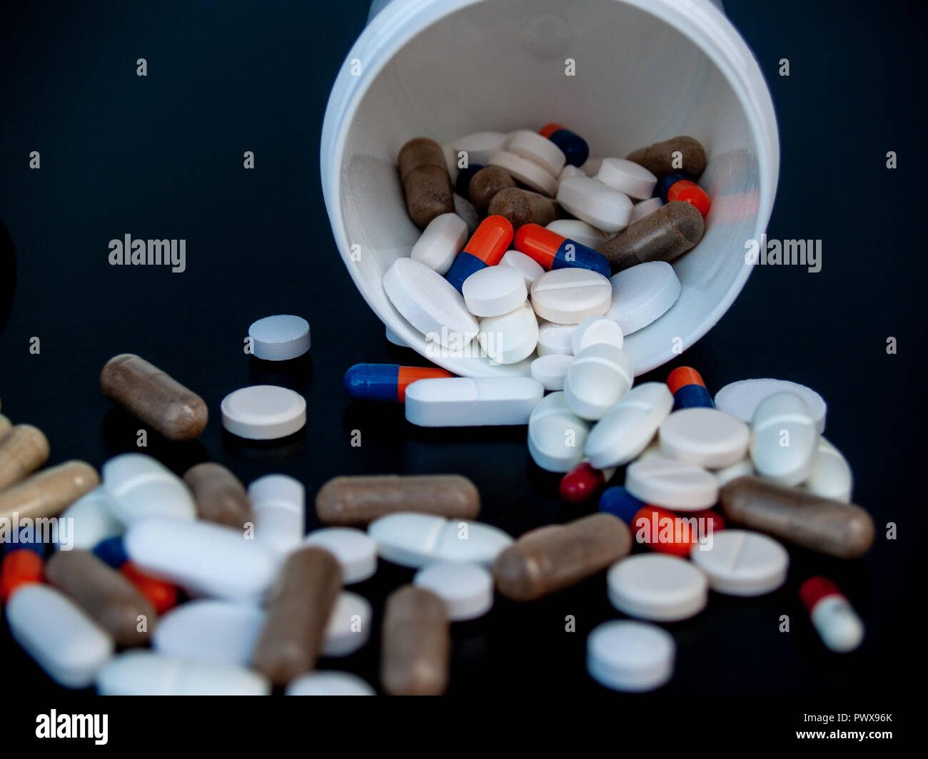 Different pill shapes and sizes hi-res stock photography and images - Alamy