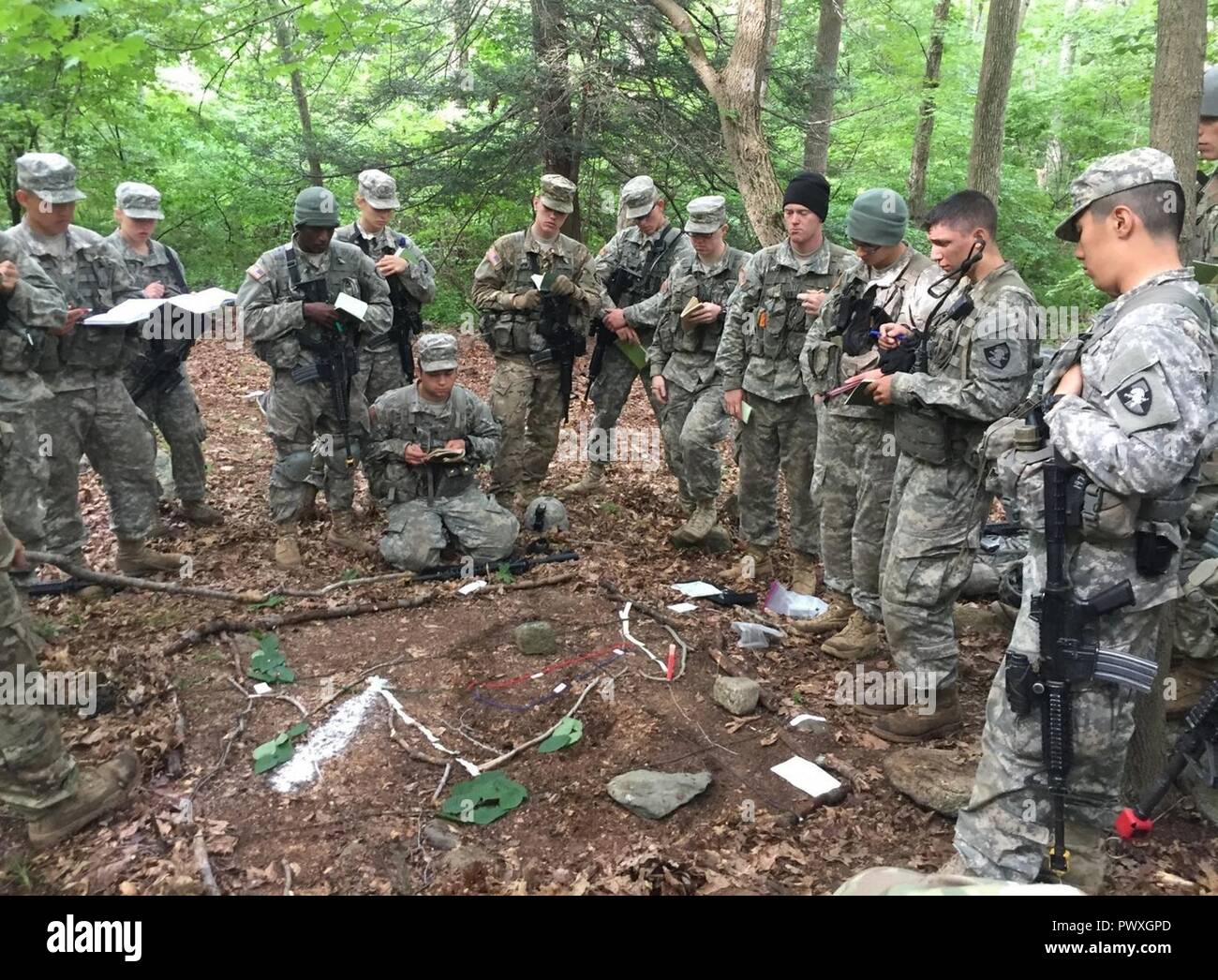 Soldiers from 3rd Battalion, 1st Special Forces Group (Airborne) advise ...