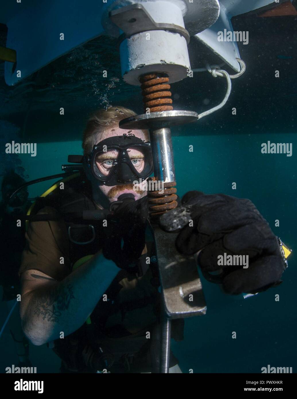 Ticonderoga class cruiser uss hue city cg 66 hi-res stock photography ...