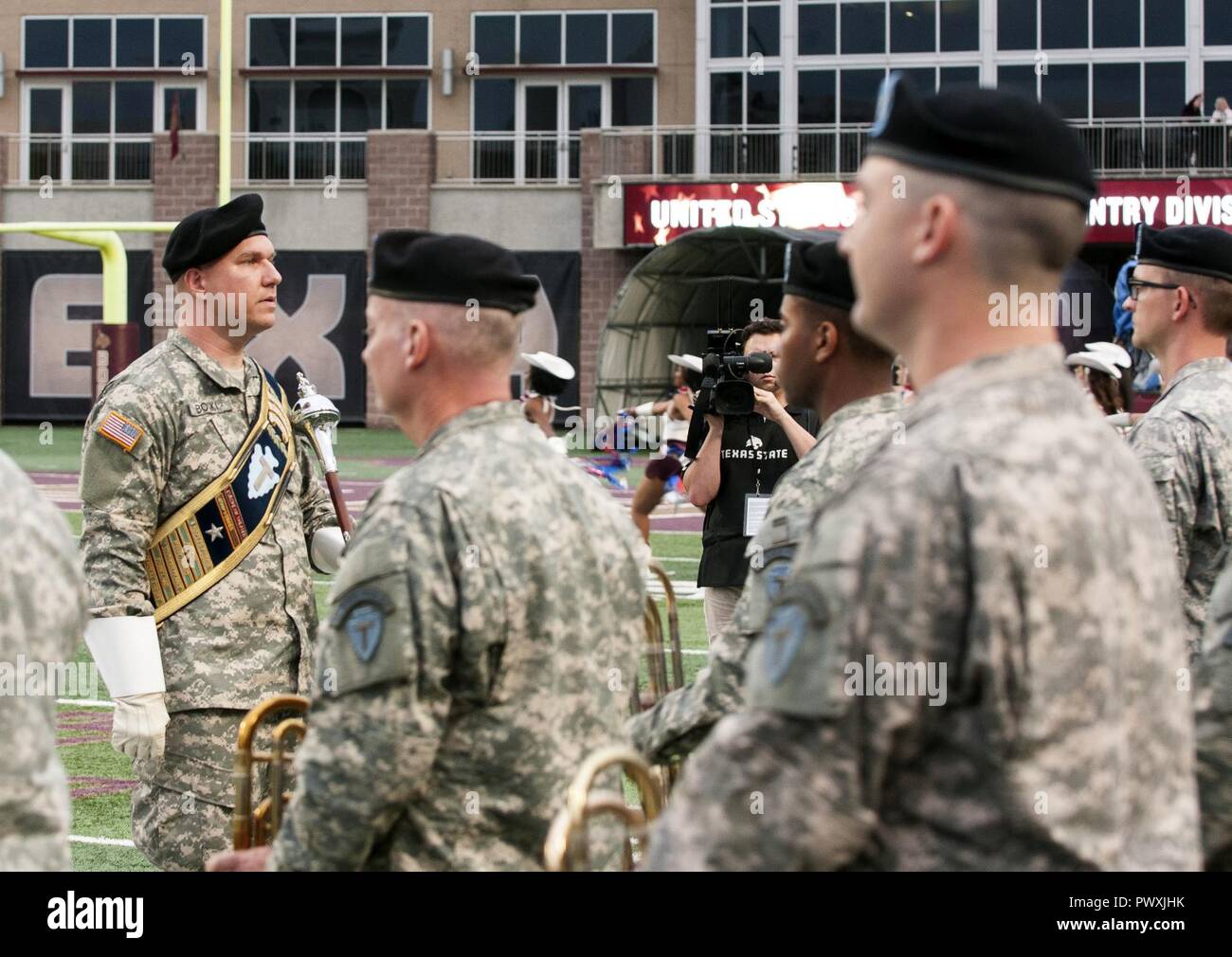 Divisions marching hi-res stock photography and images - Alamy
