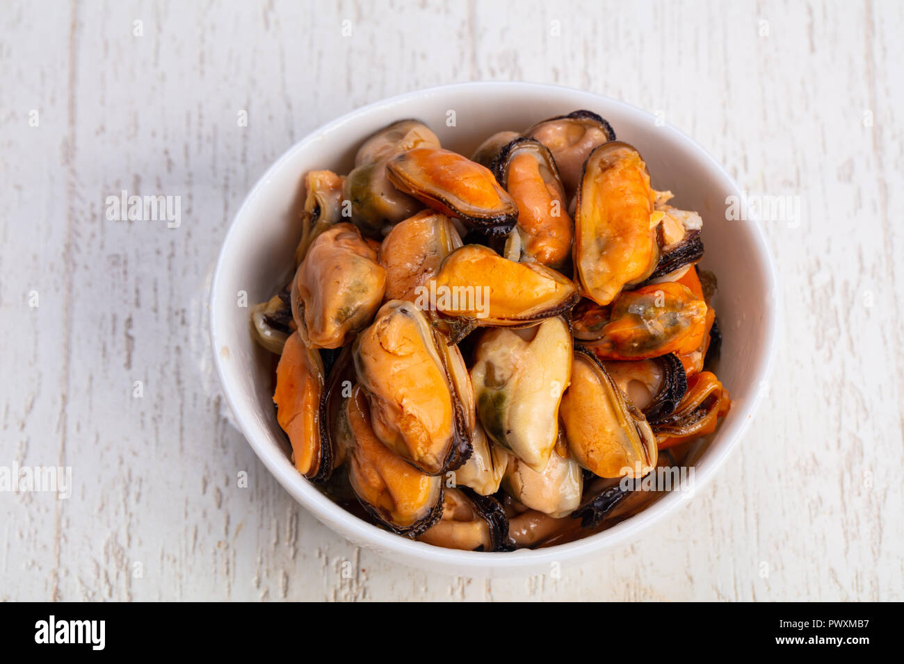 Tasty bowl of salty sea clams Stock Photo - Alamy