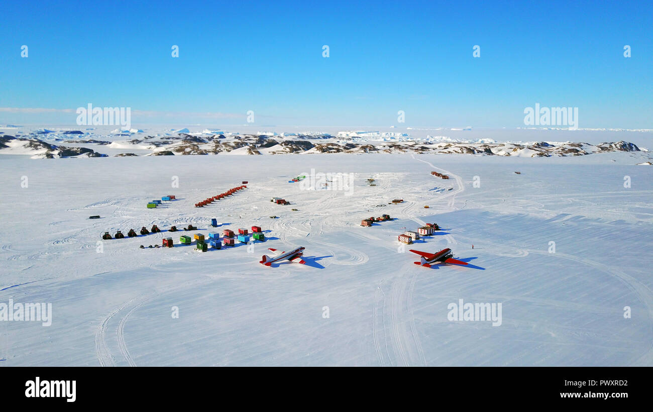 Sea ice runway antarctica hi-res stock photography and images - Alamy
