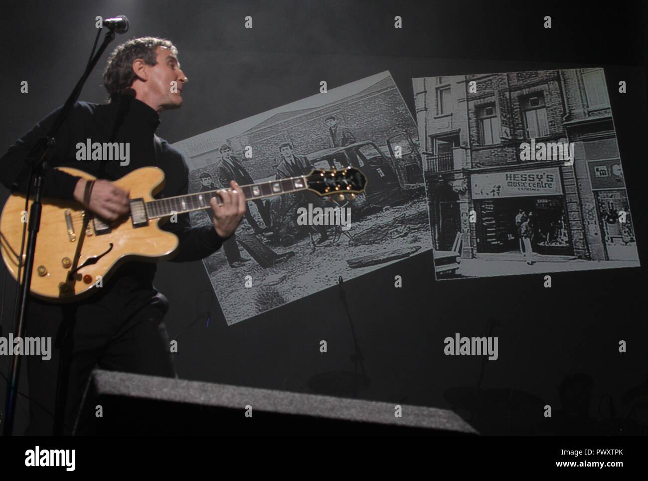 Beatles crowd 60s hi-res stock photography and images - Alamy