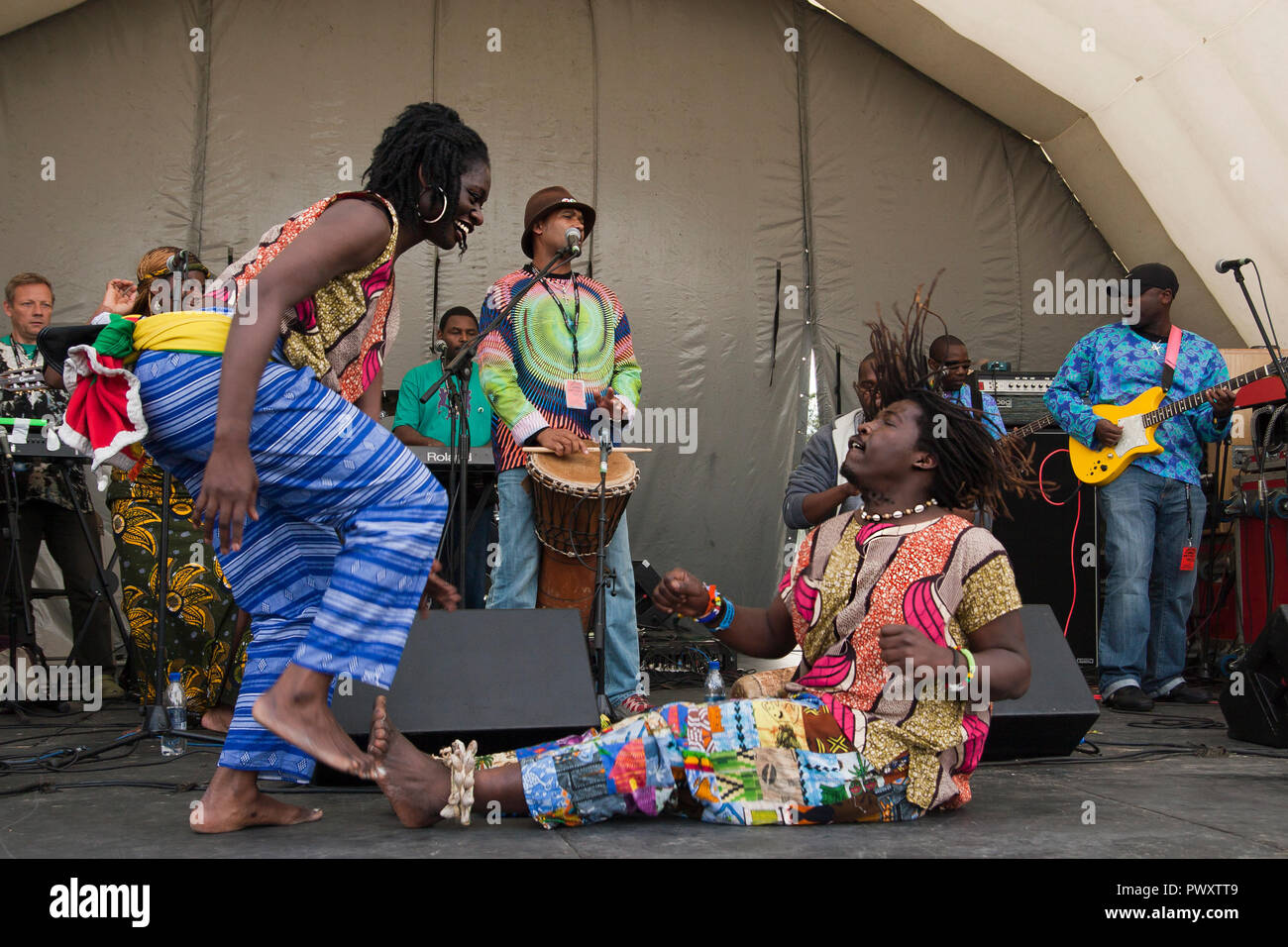 African man woman dancers perform hi-res stock photography and images ...