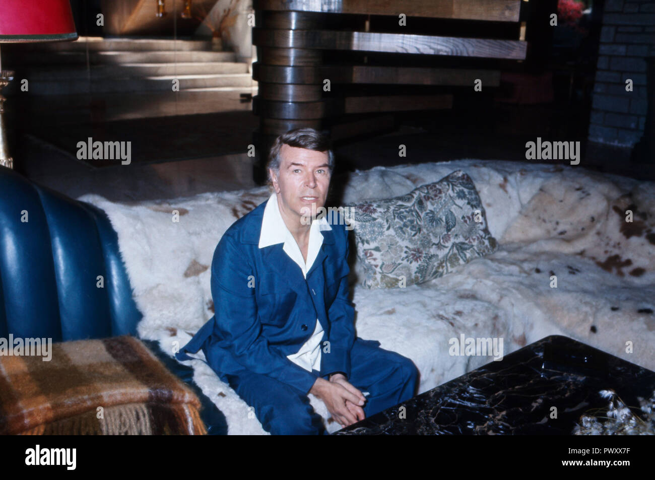 O. W. Fischer, österreichischer Schauspieler auf seinem Sofa, Schweiz ...