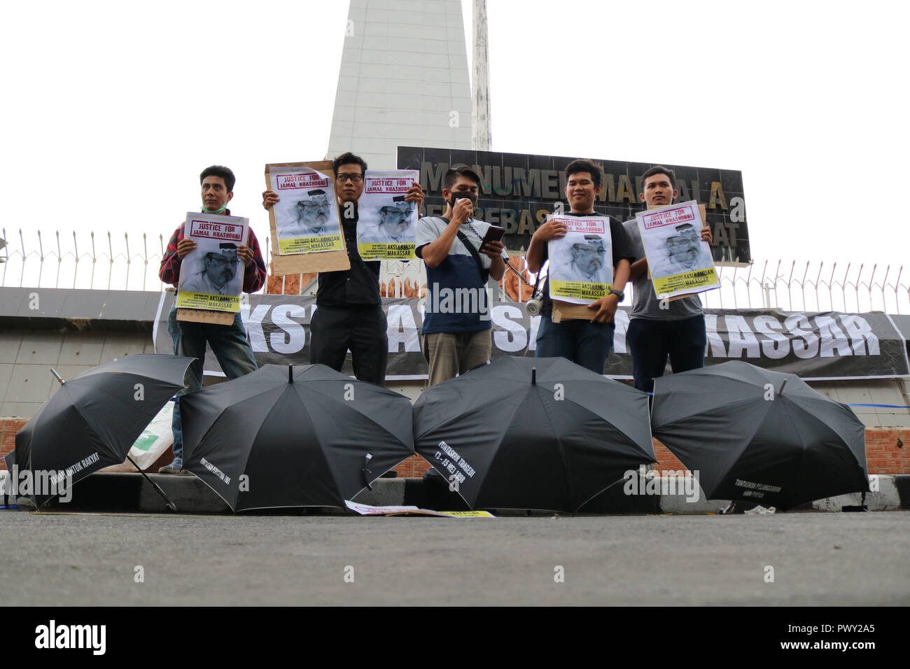 Makassar, Indonesia. 18th Oct 2018. A number of humanitarian activists ...