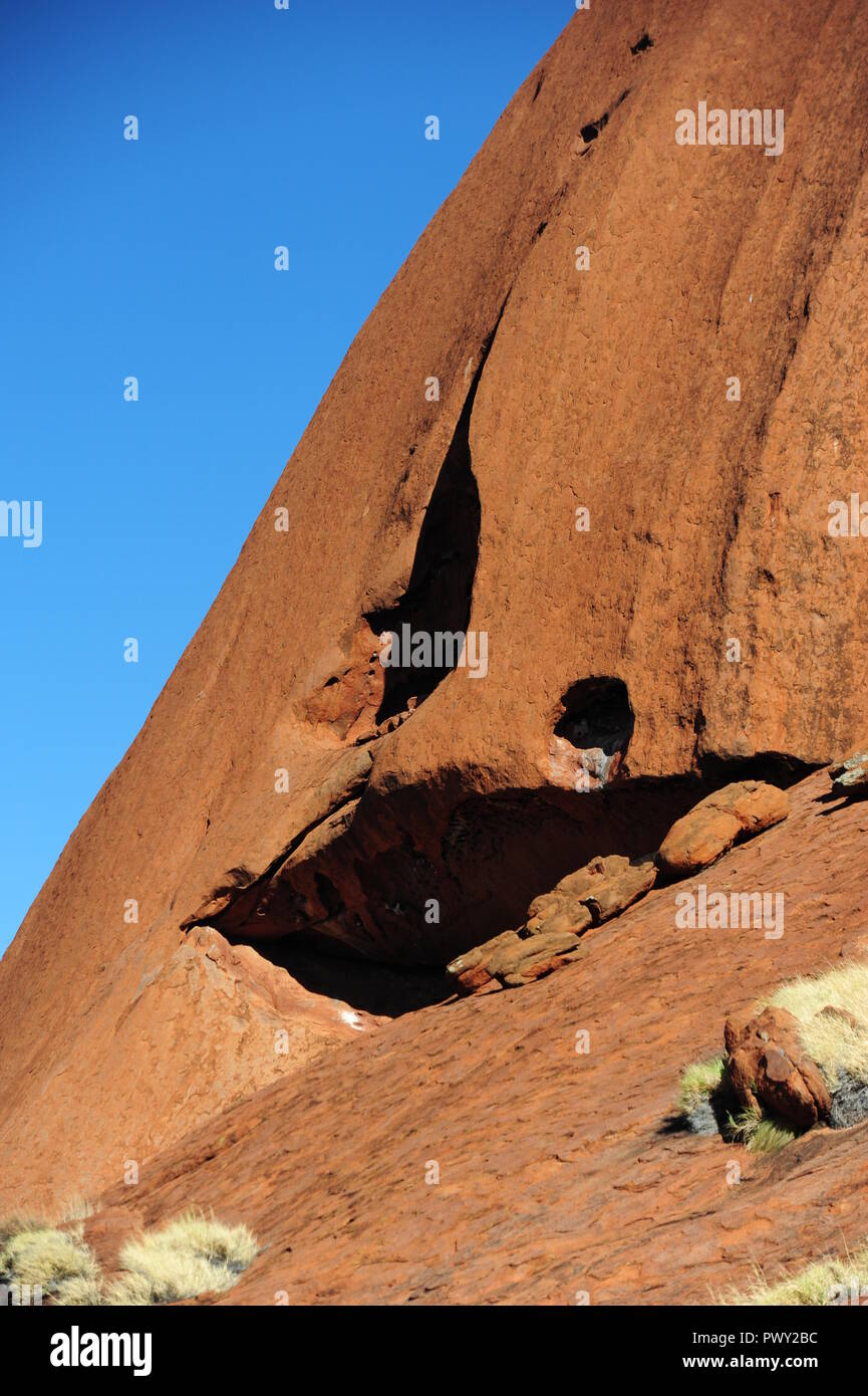 Yulara, Australien. 15th Apr, 2018. Impressive rock formation of the ...