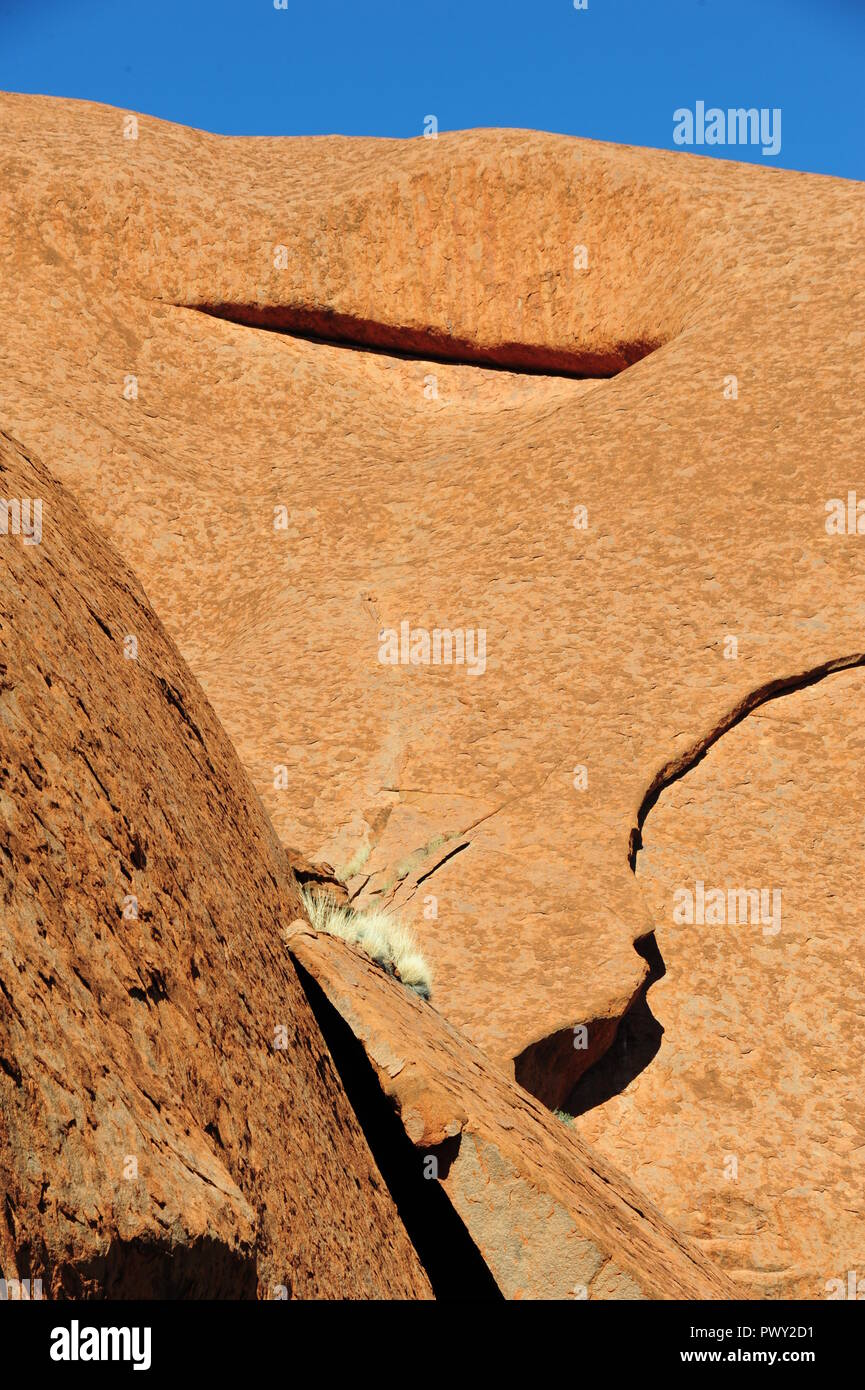 Yulara, Australien. 15th Apr, 2018. Impressive rock formation of the ...