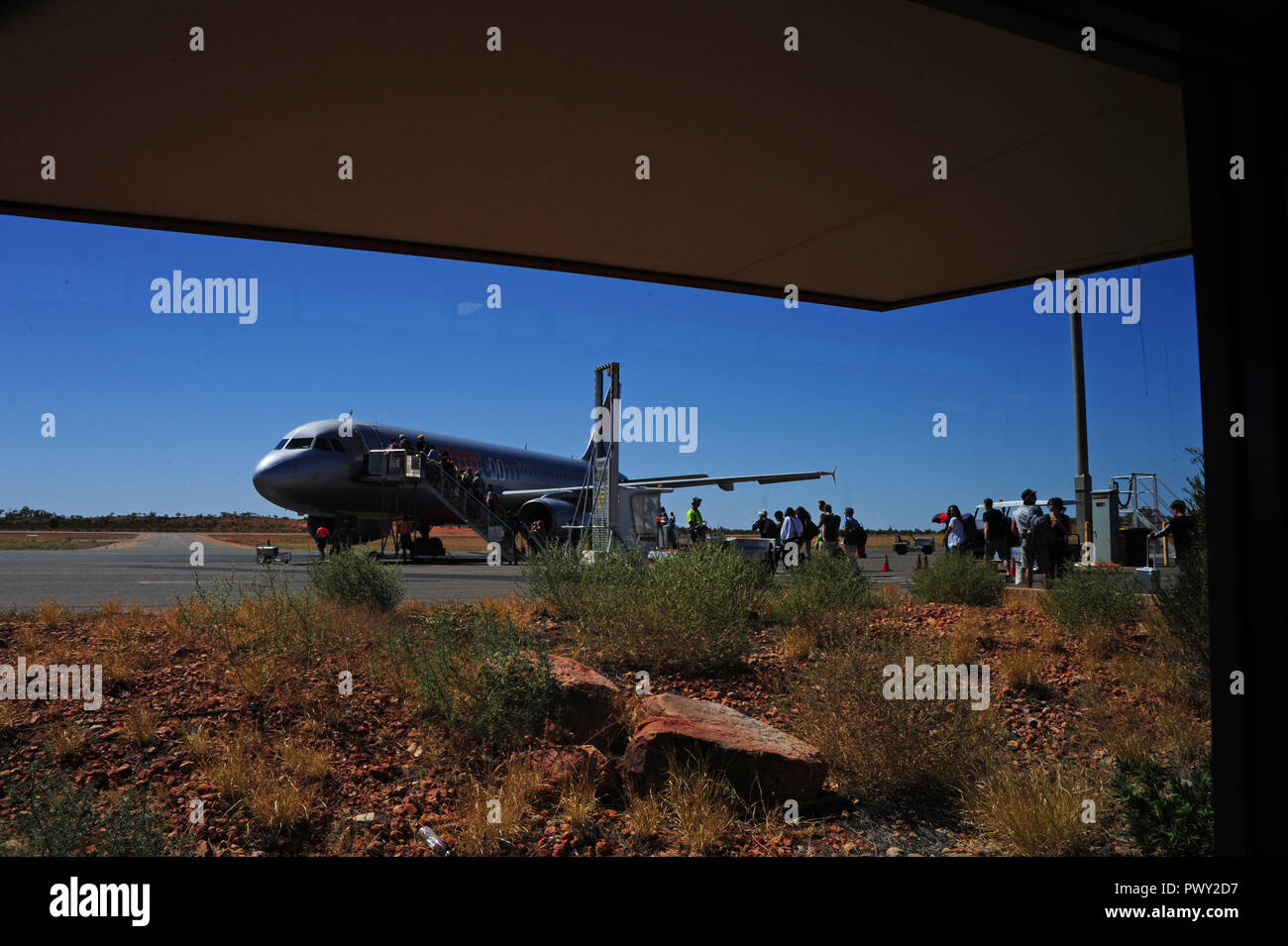 Yulara, Australien. 16th Apr, 2018. Tourists board a plane at Yulura ...