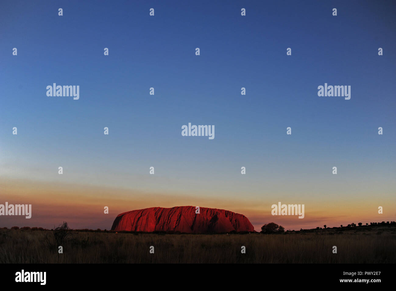 Yulara, Australien. 14th Apr, 2018. Sunset at the impressive rock ...