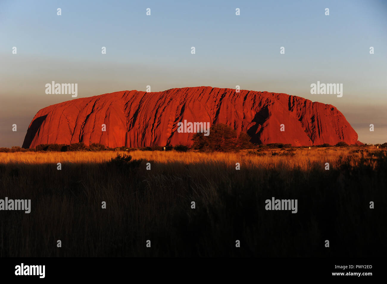 Yulara, Australien. 14th Apr, 2018. Sunset at the impressive rock ...