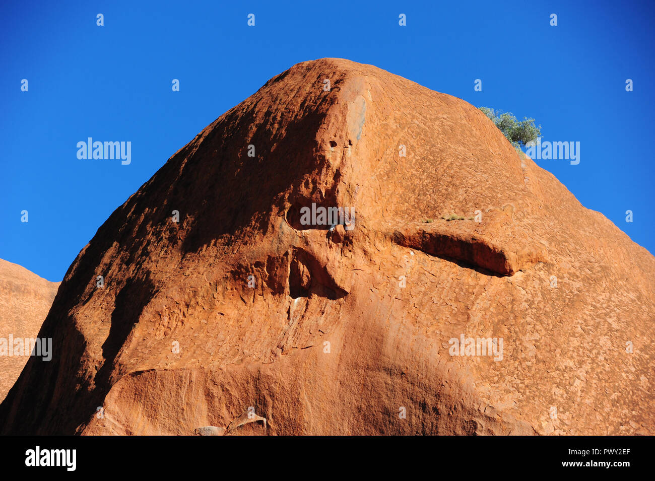 Yulara, Australien. 15th Apr, 2018. Impressive rock formation of the ...