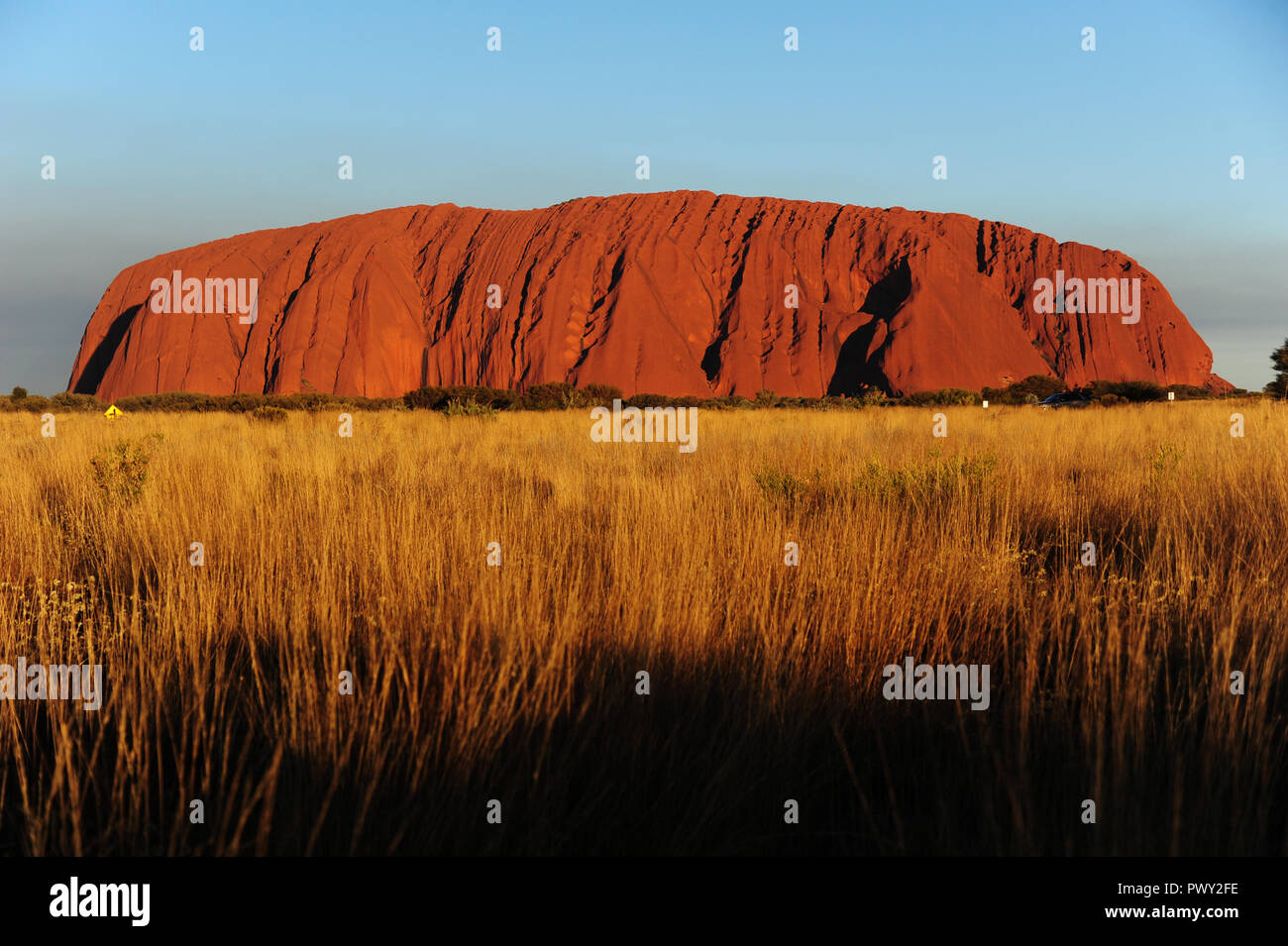Yulara, Australien. 14th Apr, 2018. Sunset at the impressive rock ...