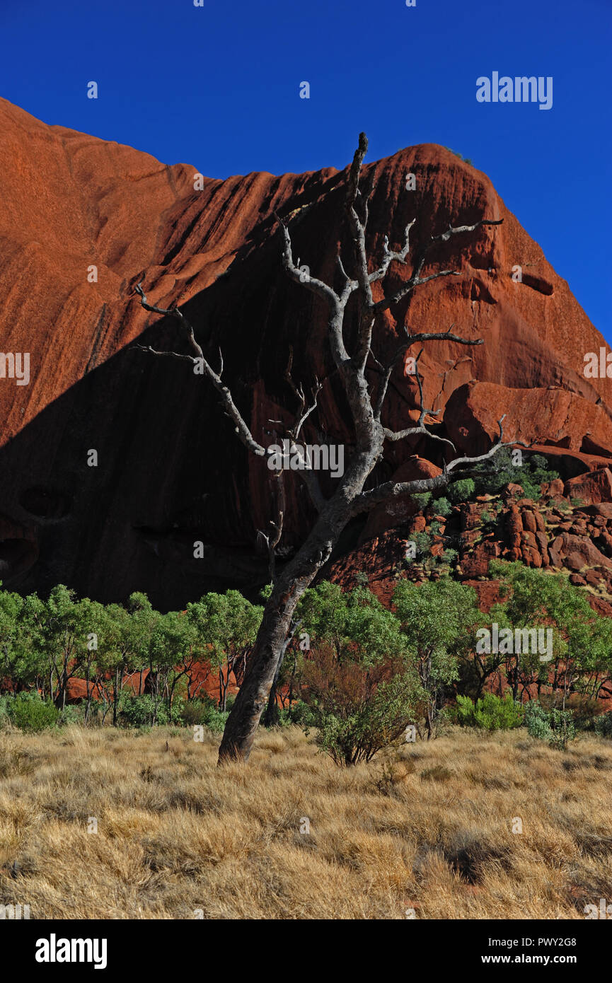 Yulara, Australien. 15th Apr, 2018. Impressive rock formation of the ...