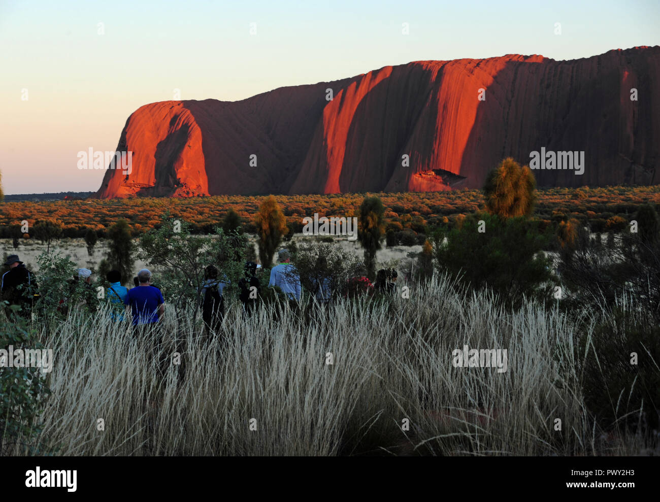 Yulara, Australien. 15th Apr, 2018. Sunrise at the impressive rock ...