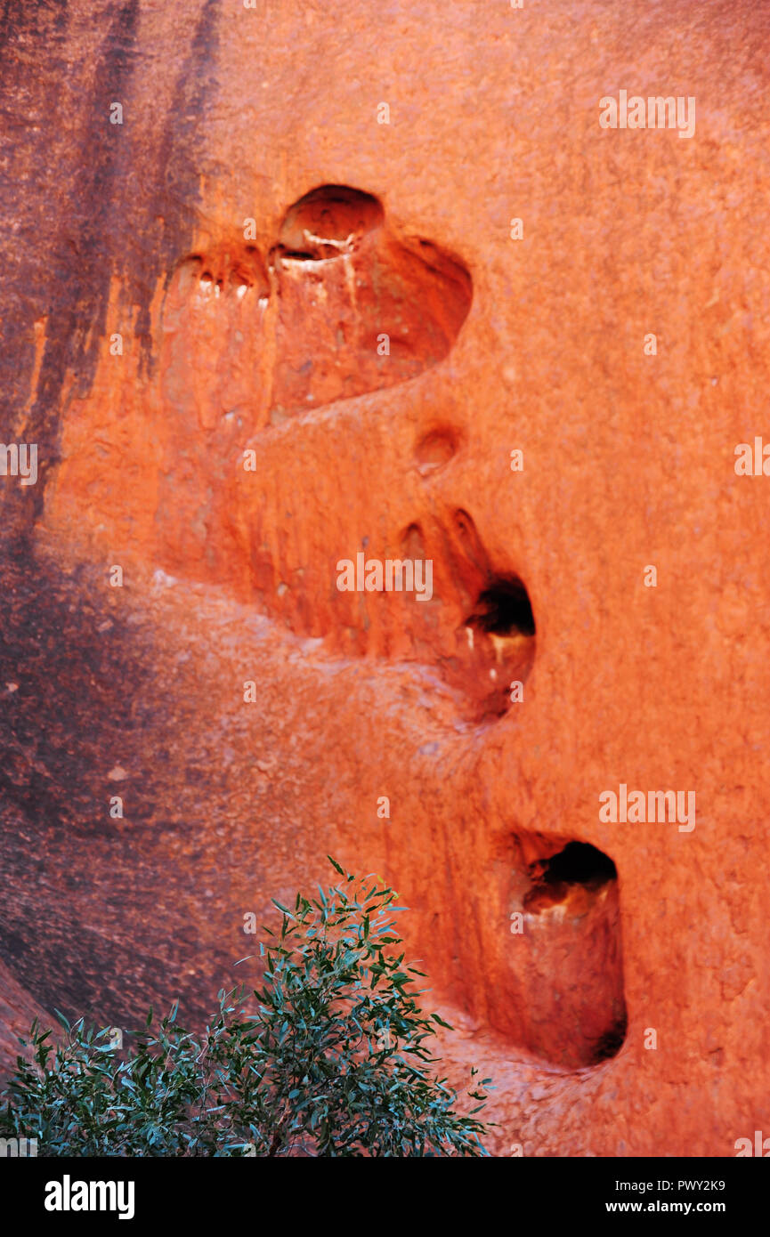 Yulara, Australien. 15th Apr, 2018. Impressive rock formation of the ...