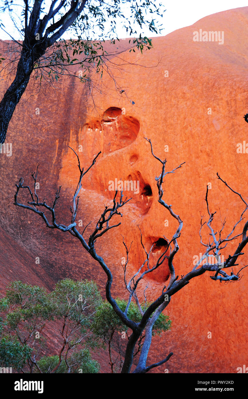 Yulara, Australien. 15th Apr, 2018. Impressive rock formation of the ...