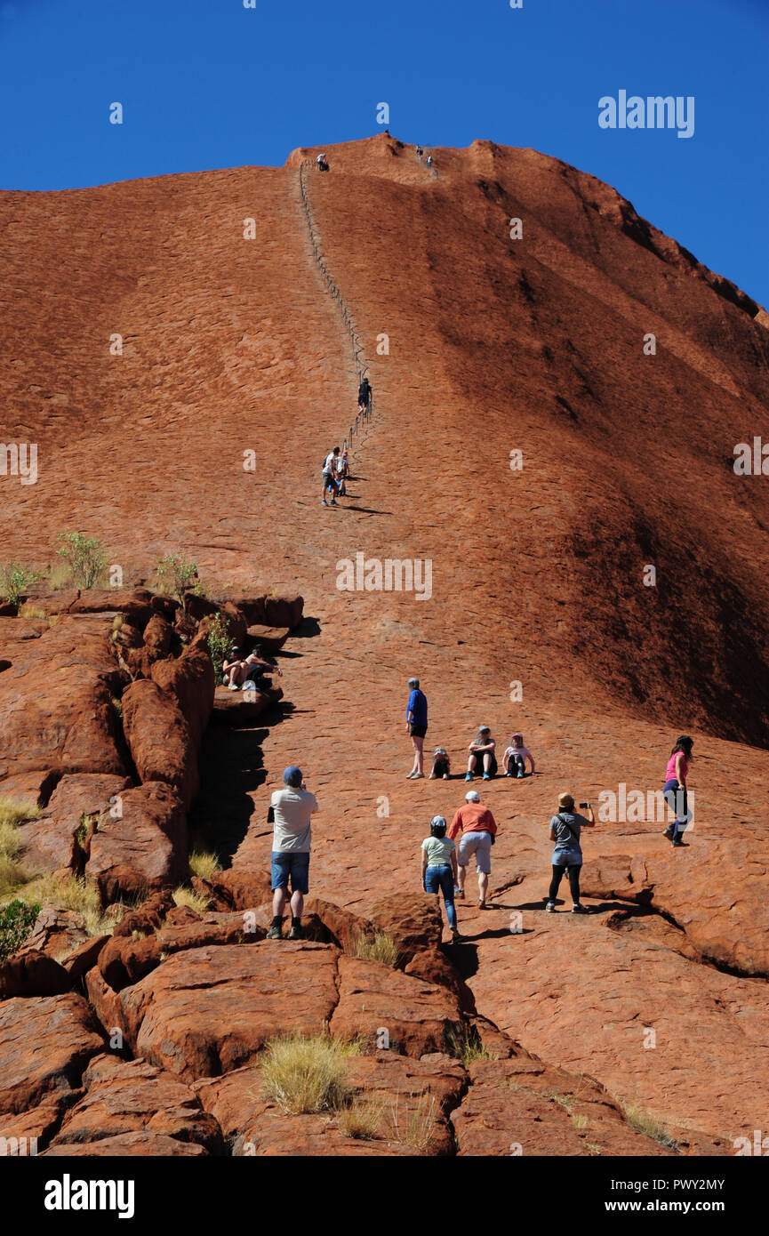 Yulara, Australien. 15th Apr, 2018. Impressive rock formation of the ...