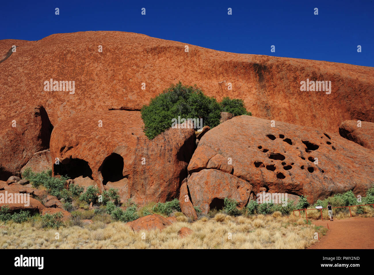Yulara, Australien. 15th Apr, 2018. Impressive rock formation of the ...