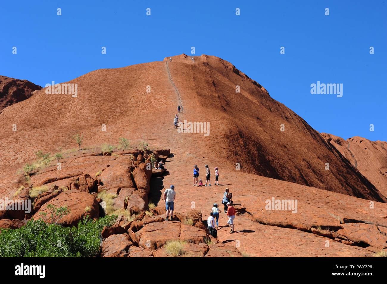 Yulara, Australien. 15th Apr, 2018. Impressive rock formation of the ...
