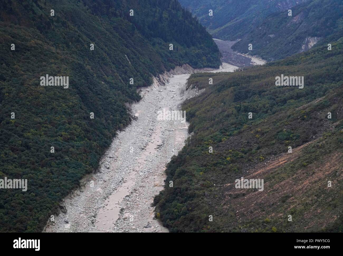 (181018) -- NYINGCHI, Oct. 18, 2018 (Xinhua) -- Aerial photo taken on ...