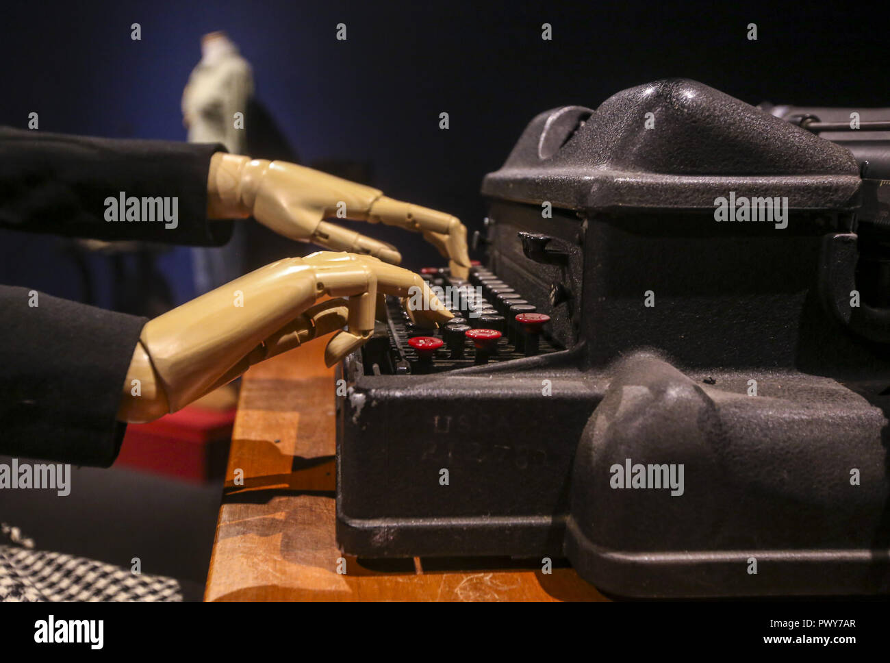 Davenport, Iowa, USA. 5th Oct, 2018. A mannequin sits typing at a desk ...