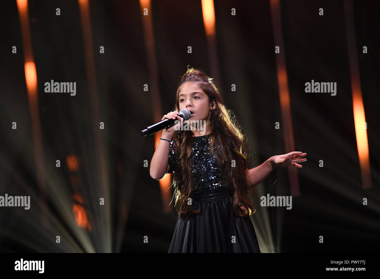 Berlin, Germany. 18th Oct, 2018. Anisa Celik sings during the benefit ...