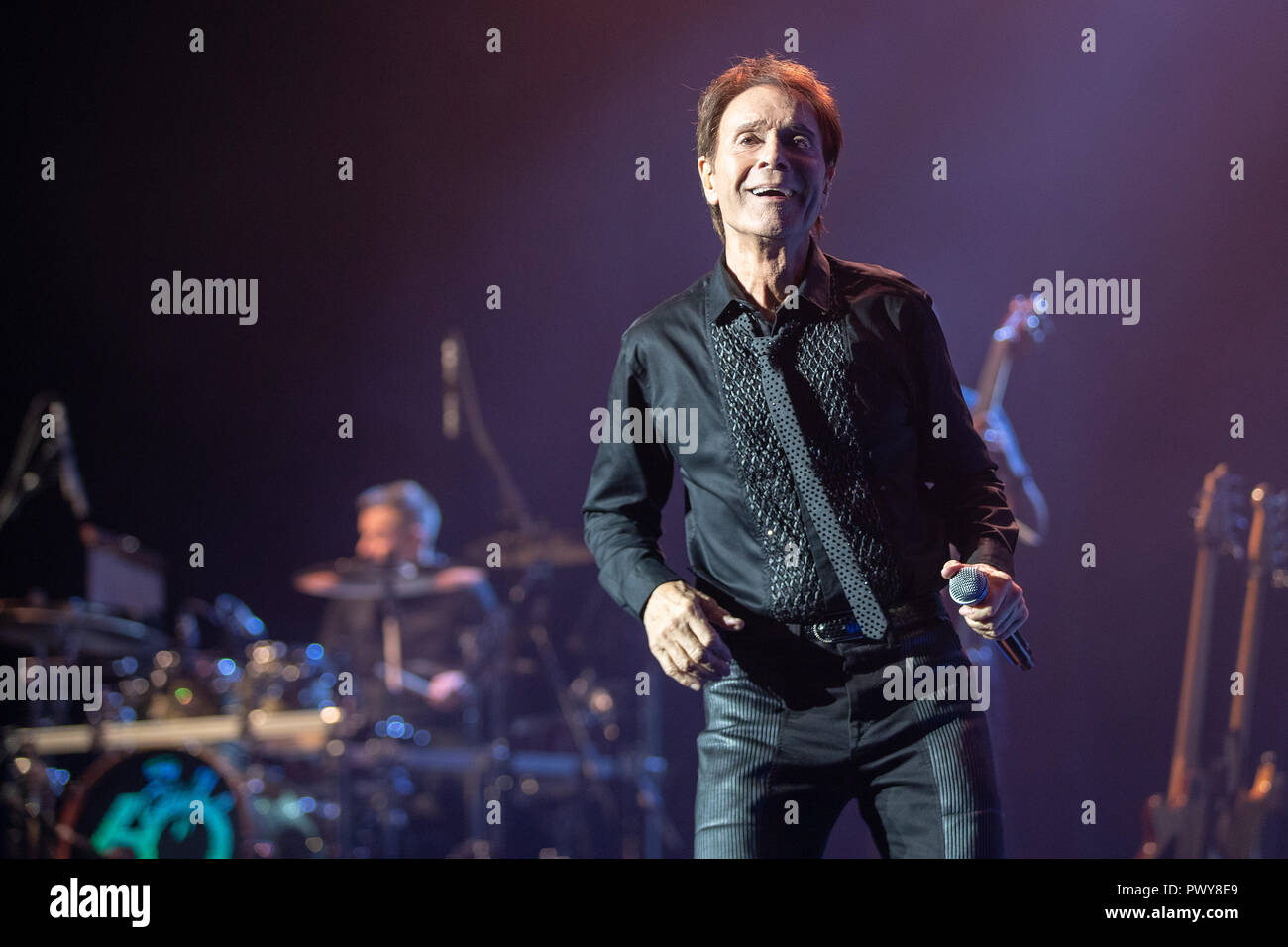 Cliff richard 1960 hi-res stock photography and images - Alamy