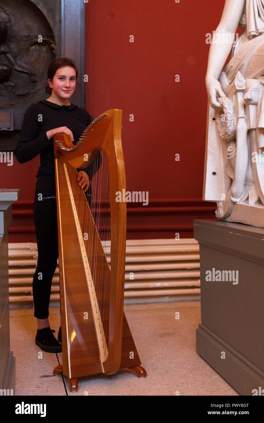 Cork, Ireland. 18th Oct, 2018. Pictured here (LtoR) is Eimear Mc Donagh ...