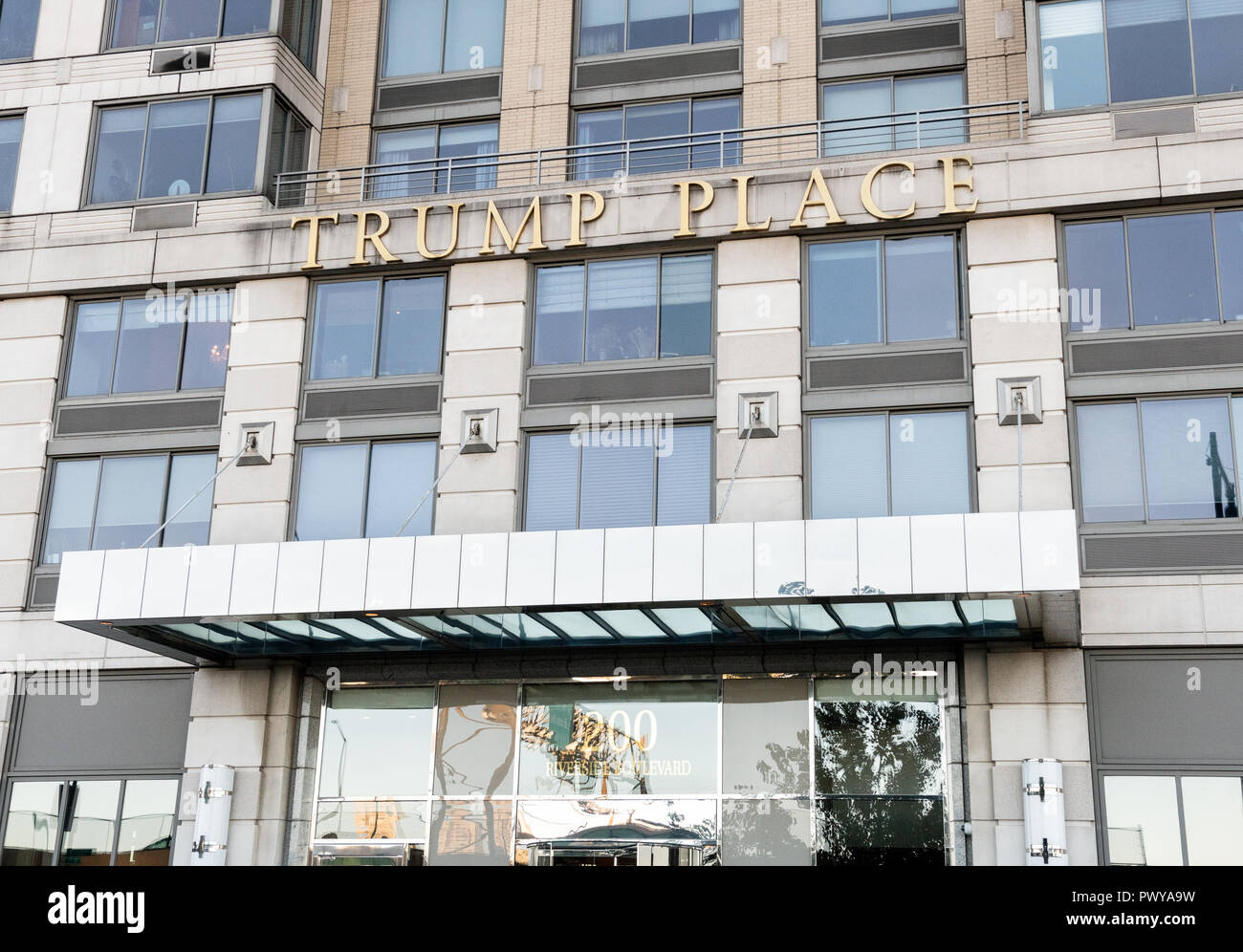 Name on the side of the building hi-res stock photography and images ...