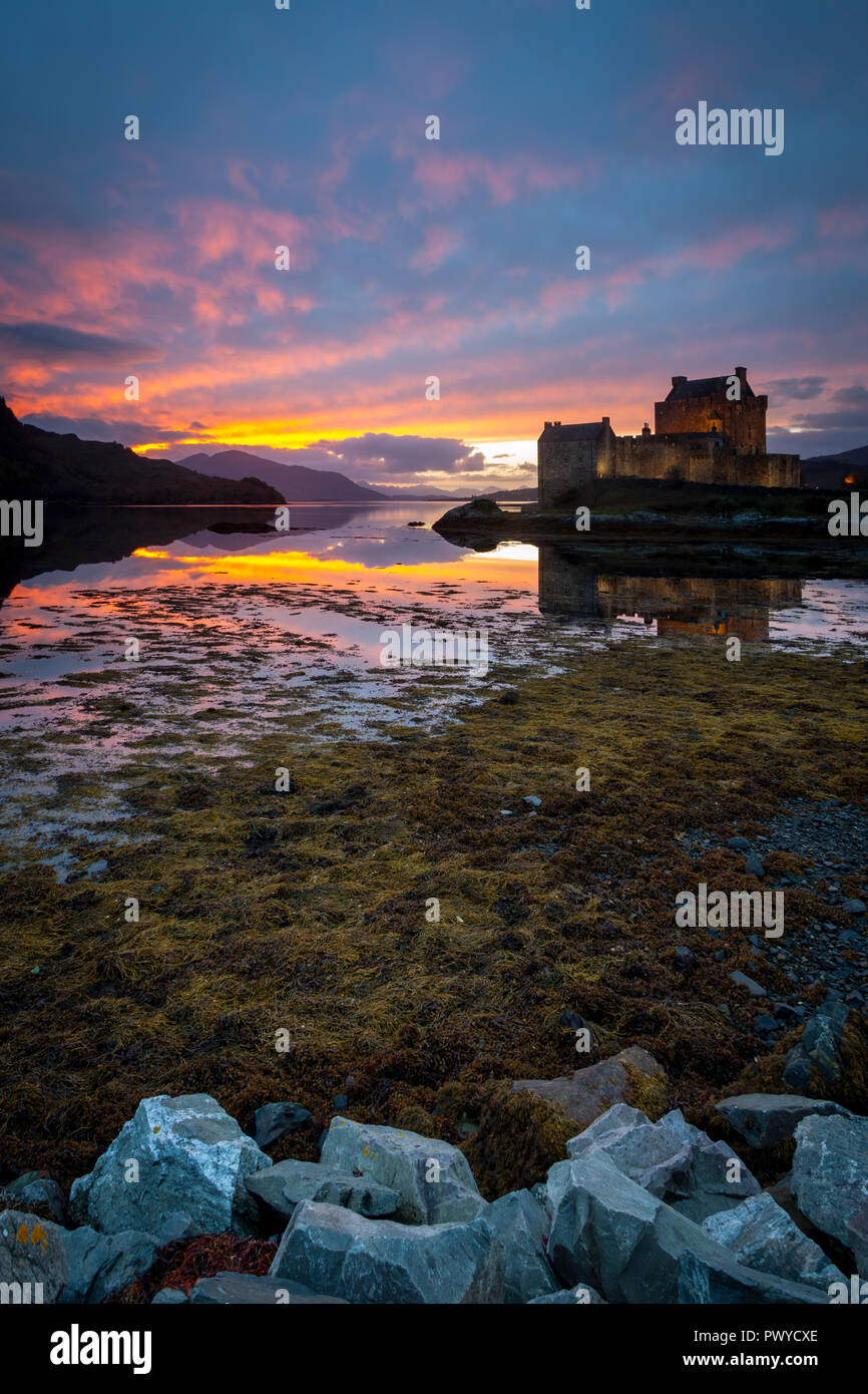 Eilean Donan castle at dusk Stock Photo - Alamy