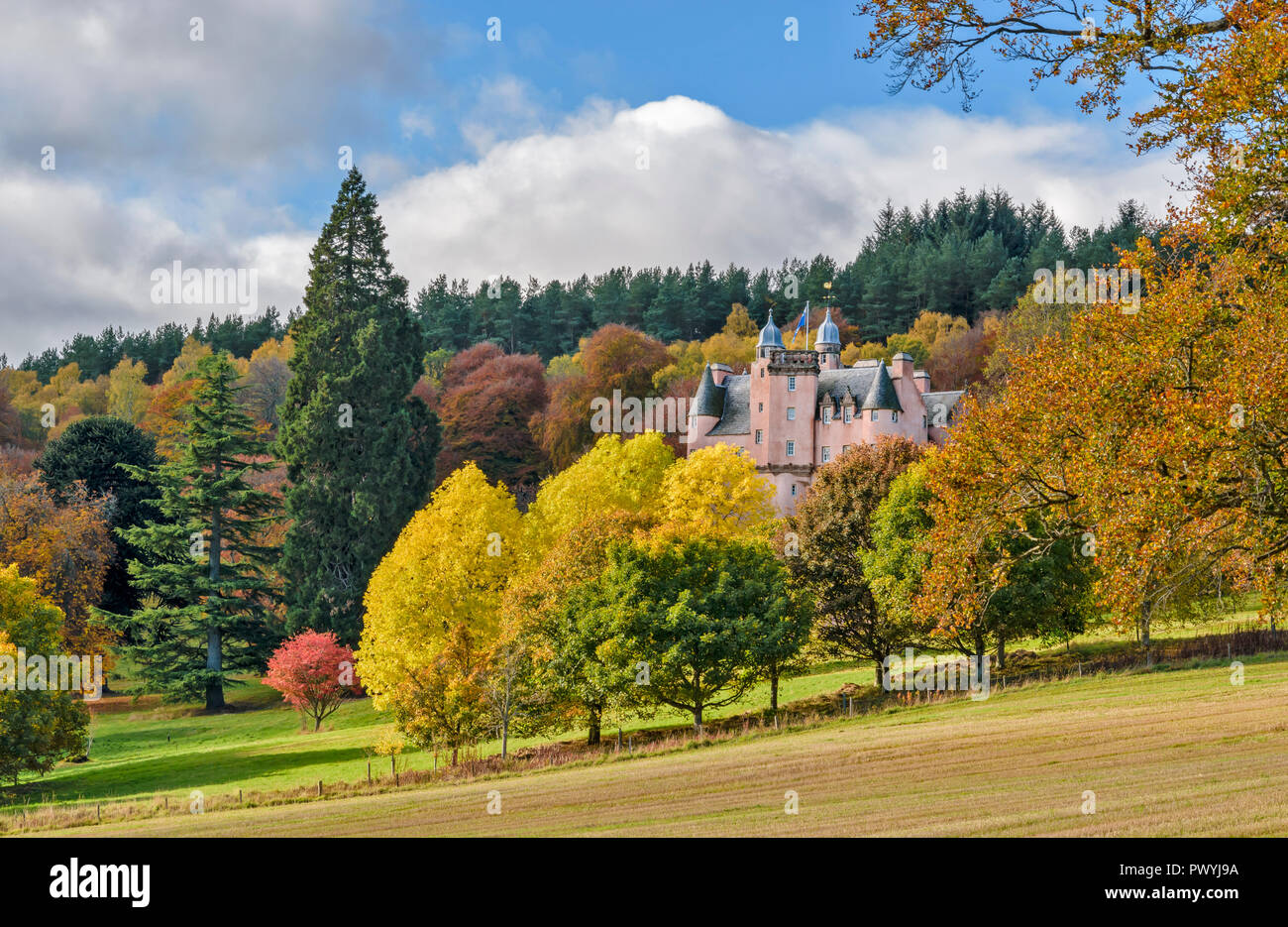 CRAIGIEVAR CASTLE ABERDEENSHIRE SCOTLAND THE PINK CASTLE AUTUMNAL SCENE ...